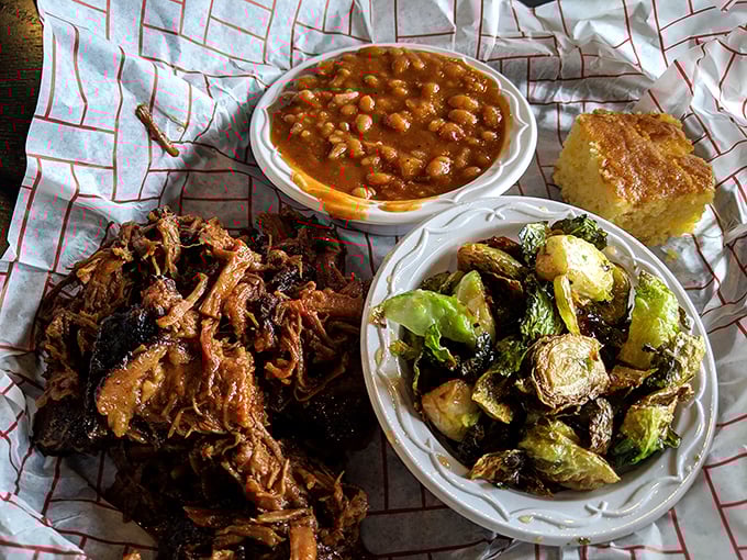 A barbecue platter that hits all the right notes – the mac and cheese alone deserves its own fan club. 