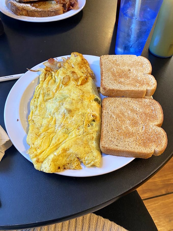Western omelets and toast – the breakfast equivalent of a warm hug from someone who genuinely wants you to have a good day.