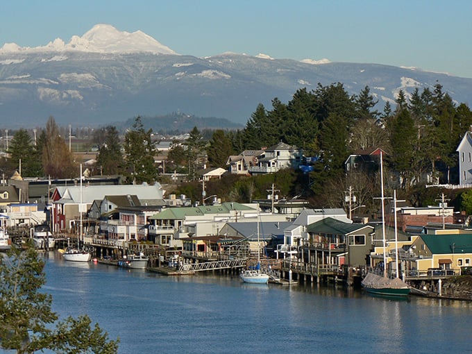 This waterfront town feels like a cozy hug – colorful storefronts, calm waters, and a vibe that says “linger.”