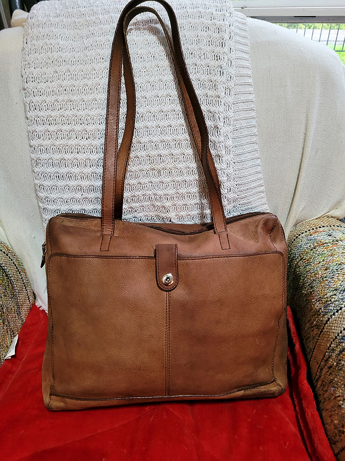 Not just any leather tote – this one has stories to tell. Perfectly broken in, like it's already traveled to all the places you're planning to go.
