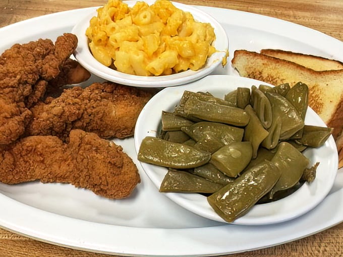 Fried chicken that's audibly crunchy paired with mac and cheese that's visibly creamy—this is what nutritionists mean by "balanced meal," right?