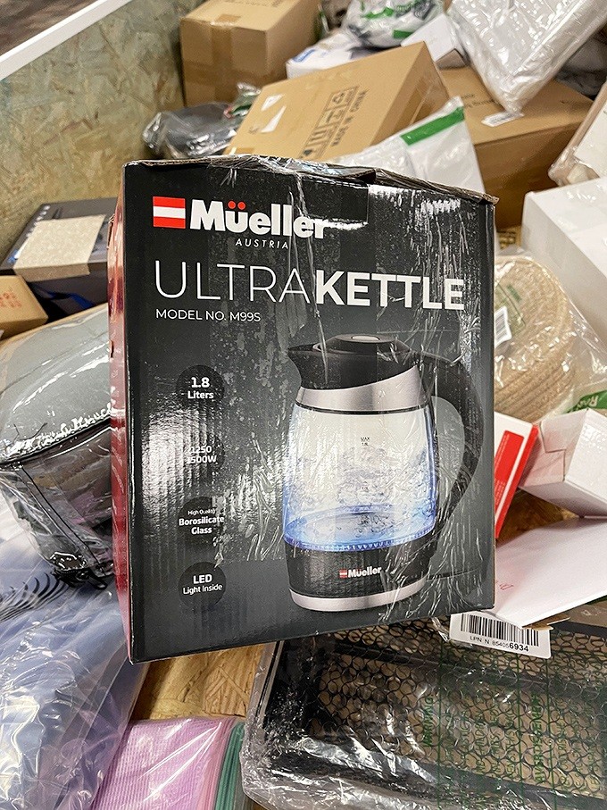 This Mueller kettle with LED lighting isn't just boiling water—it's putting on a light show. Morning coffee just got dramatically more exciting.