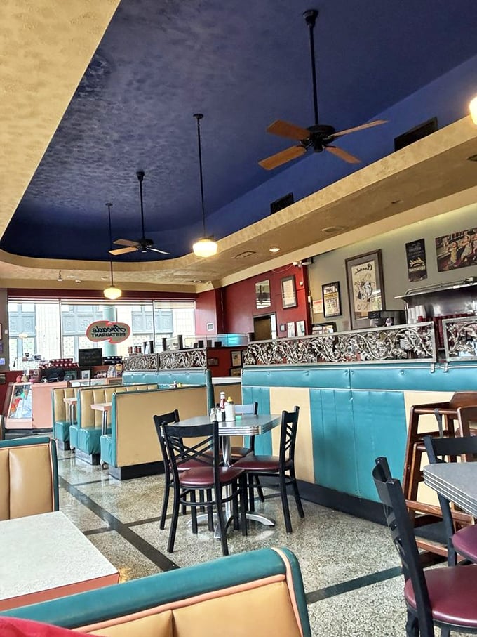 Blue ceiling, vintage fixtures, classic booths – this isn't designed nostalgia, it's the real thing. Decades of Memphis mornings have unfolded in this very room.