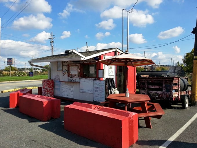 Al fresco dining, barbecue-style. Those red barriers aren't keeping people out – they're preventing full-bellied customers from floating away in satisfaction.