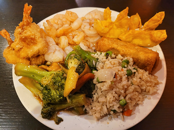 A perfect harmony of textures and flavors – crispy tempura, tender shrimp, and vibrant broccoli. It's like a greatest hits album for your taste buds.