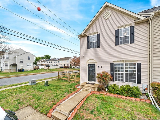 Smyrna's inviting storefronts and small-town atmosphere create the perfect setting for a budget-friendly retirement chapter.