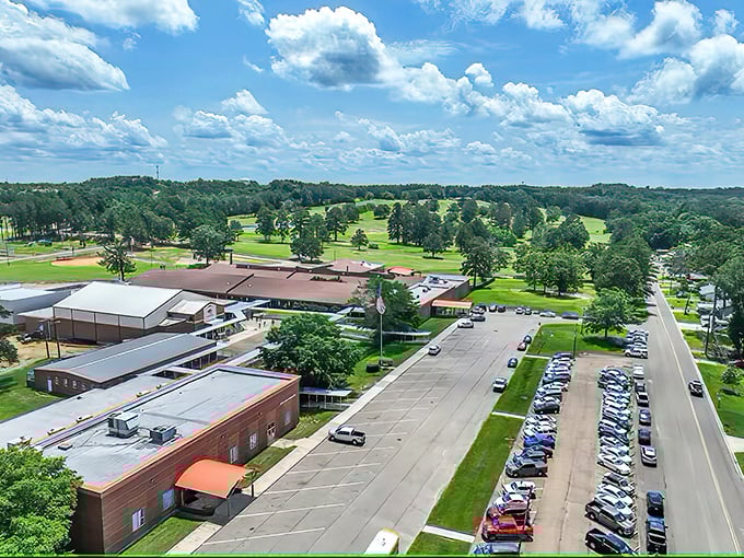 Wide streets and ample parking – Pearl offers practical living for practical retirement budgets.