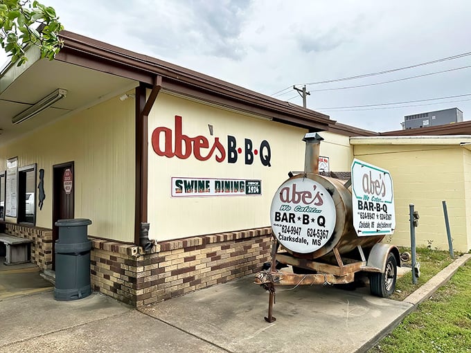 The humble yellow exterior of Abe's Bar-B-Q stands like a beacon at Clarksdale's famous crossroads, wooden picnic tables inviting weary travelers to sit a spell.