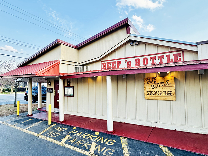 The unassuming exterior of Beef 'N Bottle is like finding a paperback classic in a world of flashy hardcovers—modest on the outside, magnificent within.