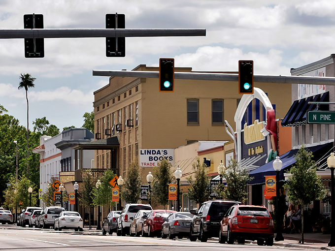Downtown Sebring welcomes you with wide sidewalks and historic buildings – a refreshing change from Florida's usual "mall or nothing" approach to urban planning. 