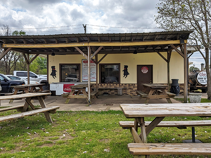The humble yellow exterior of Abe's Bar-B-Q stands like a beacon at Clarksdale's famous crossroads, wooden picnic tables inviting weary travelers to sit a spell.
