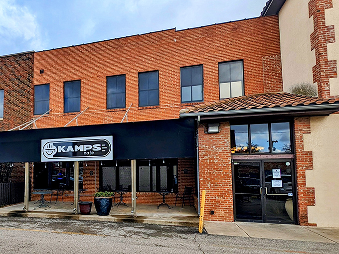 The unassuming brick exterior of Kamp's 1910 Café stands like a culinary sentinel in Oklahoma City's Midtown, promising delights without pretension.