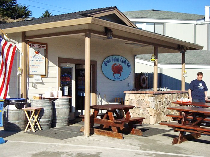 The unassuming exterior of Spud Point Crab Company proves once again that in the seafood world, the humblest buildings often hide the greatest treasures.