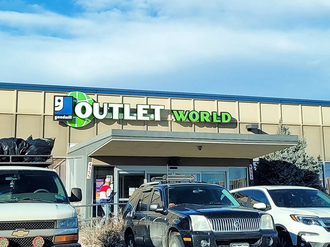 The unassuming exterior of treasure-hunting paradise. Like a Vegas casino, what happens inside these walls stays in your cart—for pennies!