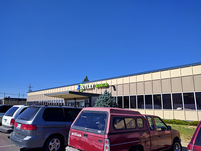 The unassuming exterior of treasure-hunting paradise. Like a Vegas casino, what happens inside these walls stays in your cart—for pennies!