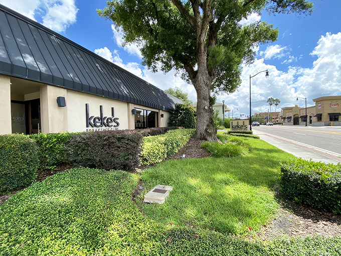 Keke's welcomes morning warriors with its cheerful exterior and flowering trees—like Florida sunshine in architectural form.