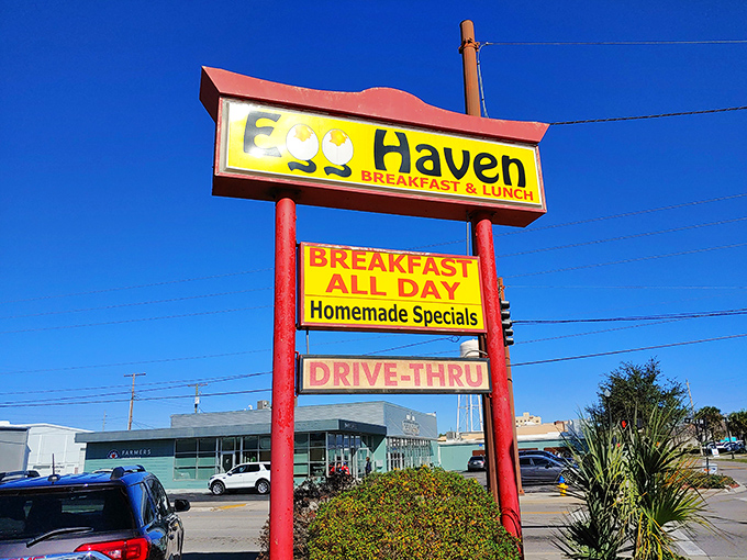 The unassuming exterior of Egg Haven stands like a breakfast beacon in Winter Haven, promising comfort food that transcends its modest appearance.