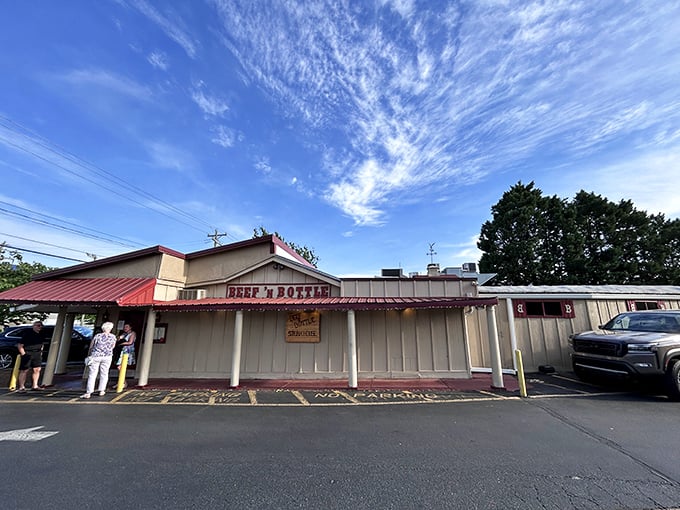 The unassuming exterior of Beef 'N Bottle is like finding a paperback classic in a world of flashy hardcovers—modest on the outside, magnificent within.