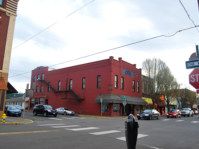 Silverton's historic red brick buildings aren't just pretty faces – they're the architectural equivalent of comfort food with character.