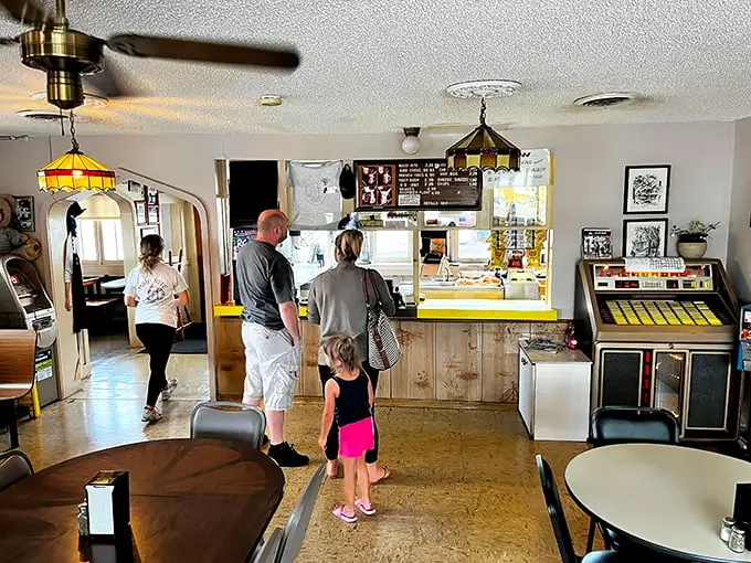 Families passing down the Maid-Rite tradition one loose meat sandwich at a time – culinary heritage in its most delicious form.
