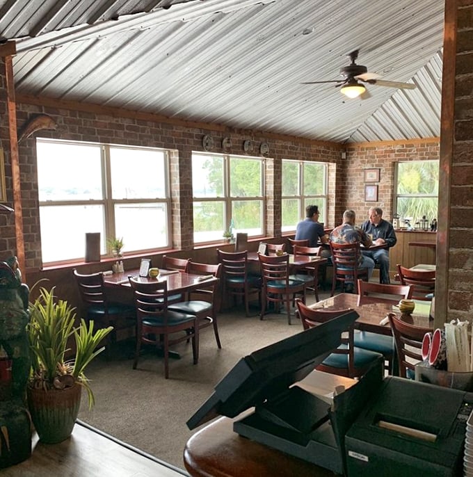 Windows that bring the bayou right to your table. When the view is this good, even the most talkative diners occasionally pause mid-sentence.