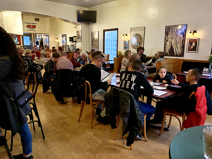 A full house is the best review – families and friends gathering around tables, creating memories one slice at a time.
