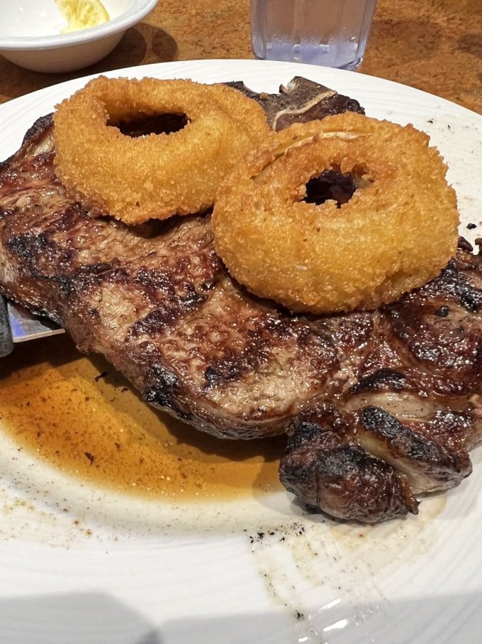 This steak with onion rings isn't just dinner – it's performance art for carnivores. The sear alone deserves a standing ovation.