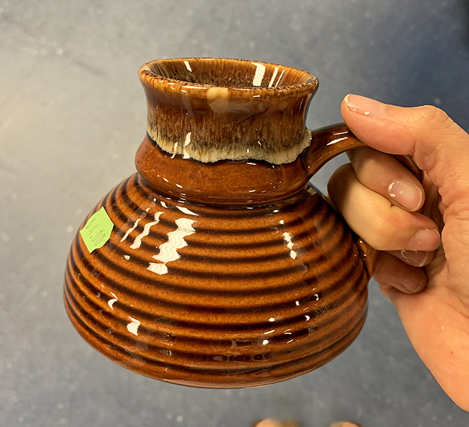 This isn't just a mug—it's a time machine to someone's 1970s breakfast nook. That glaze has witnessed countless morning coffees.