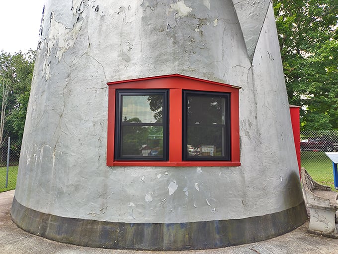 Those red-trimmed windows aren't just architectural details—they're the eyes through which this peculiar pot has watched American travel evolve.