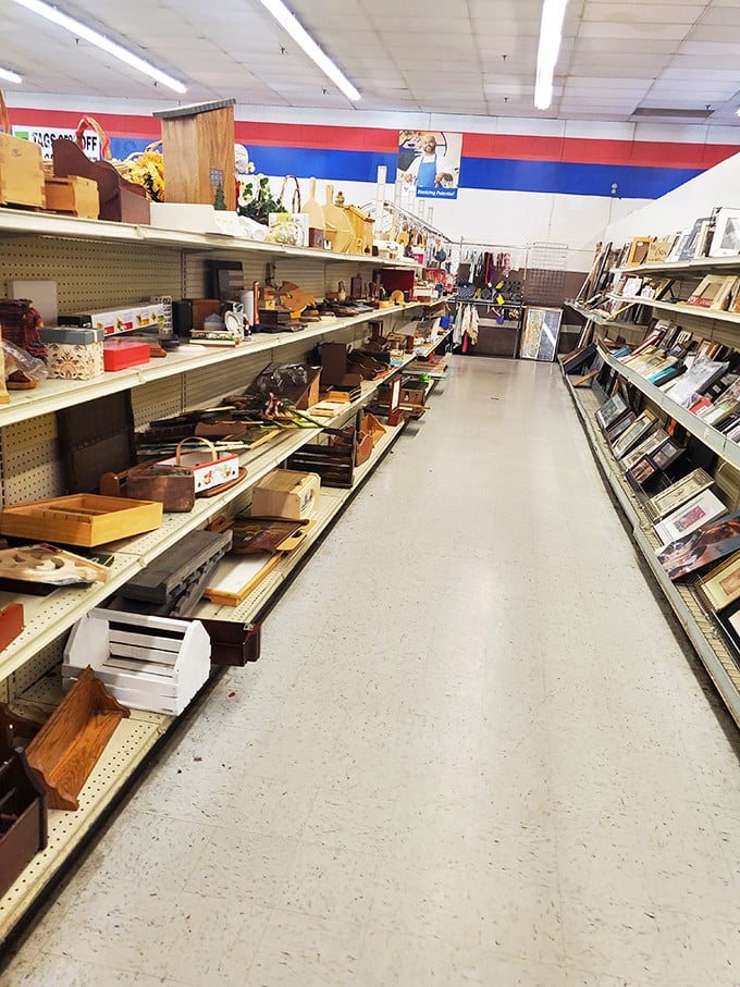 Wooden treasures and picture frames line these shelves – each handcrafted item carrying the patina of previous lives and waiting for new stories.