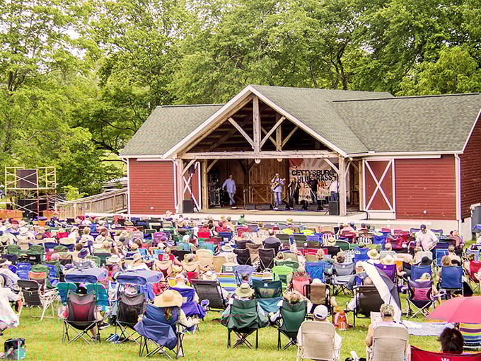 Music in a barn? Pure Pennsylvania magic! This outdoor concert venue proves Gettysburg knows how to throw a party with rustic charm.