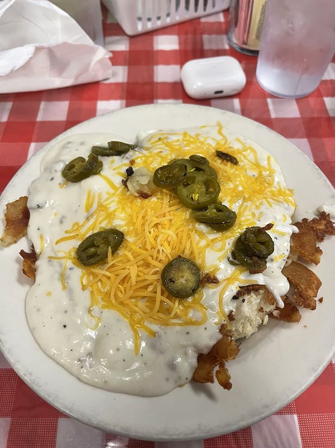 When breakfast gets serious: crispy potatoes crowned with melted cheese and jalapeños for those who believe mornings should start with a kick.