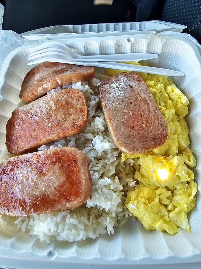Spam gets the royal treatment here—crispy-edged slices lounging on rice with eggs that would make a Hawaiian proud.