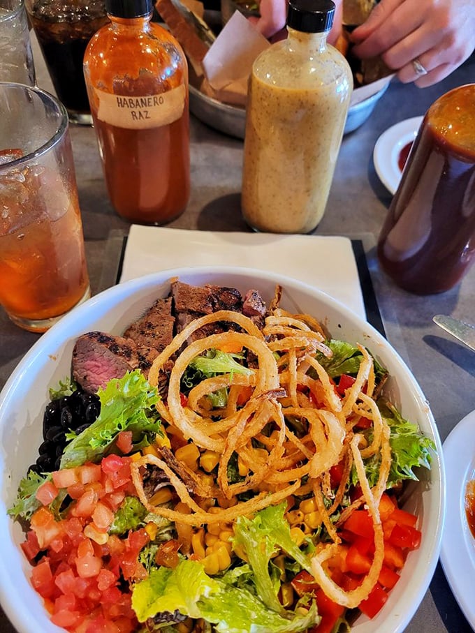 A steak salad that resolves the eternal dilemma: "I should eat a salad" versus "I want steak." Here, righteousness and pleasure coexist beautifully.
