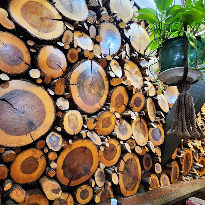This stunning wood slice wall isn't trying to be trendy – it's country charm that was country before country was cool.