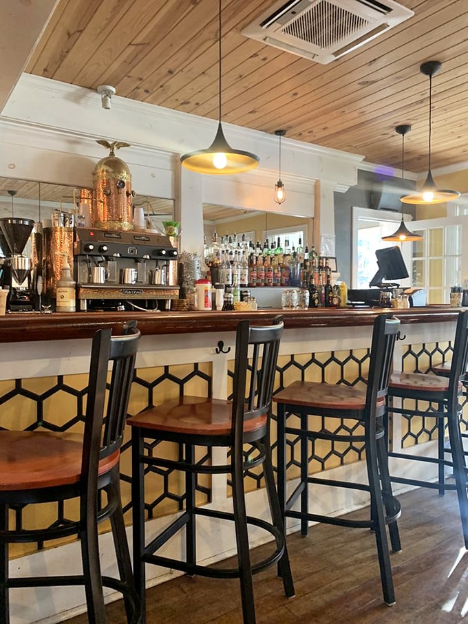 The honeycomb-patterned bar combines rustic and modern elements perfectly. A place where breakfast and happy hour can coexist in harmonious splendor.