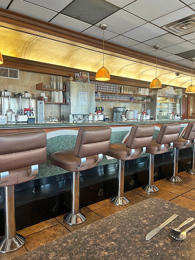 Counter seats – the front-row tickets to the breakfast show, where coffee refills arrive before you realize you need one.