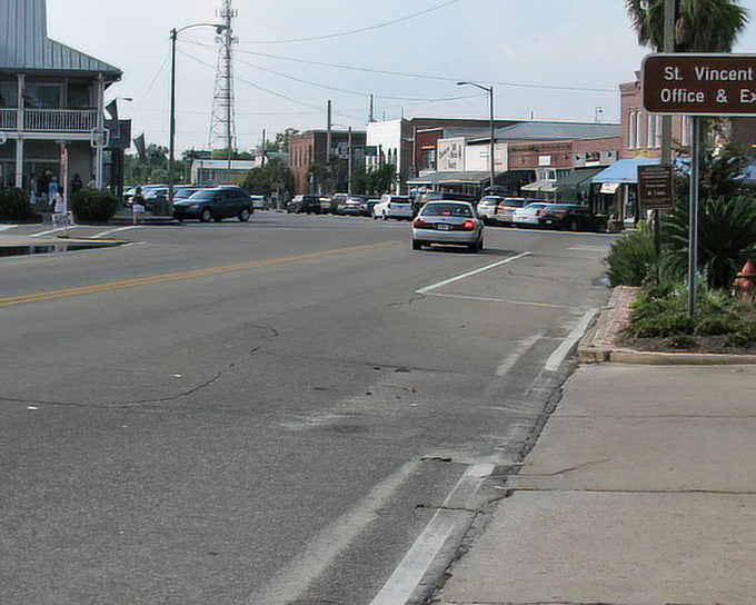 Cars move slowly along Apalachicola’s market-lined side streets, where locals stroll at an easy pace—because around here, everyone knows life’s too short to rush.