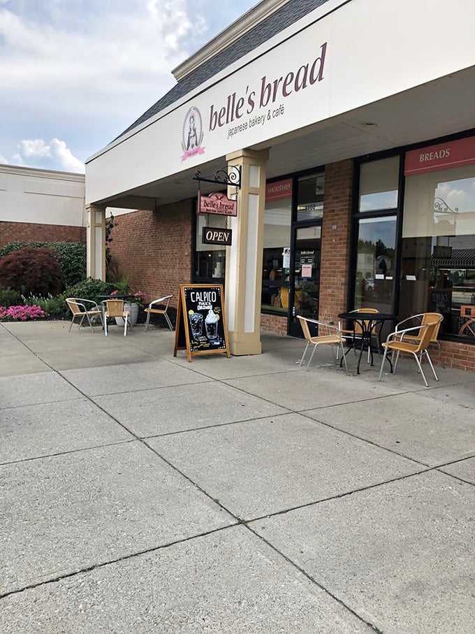 The outdoor seating area—where Midwesterners brave any temperature above 60° to enjoy pastries in their natural habitat.
