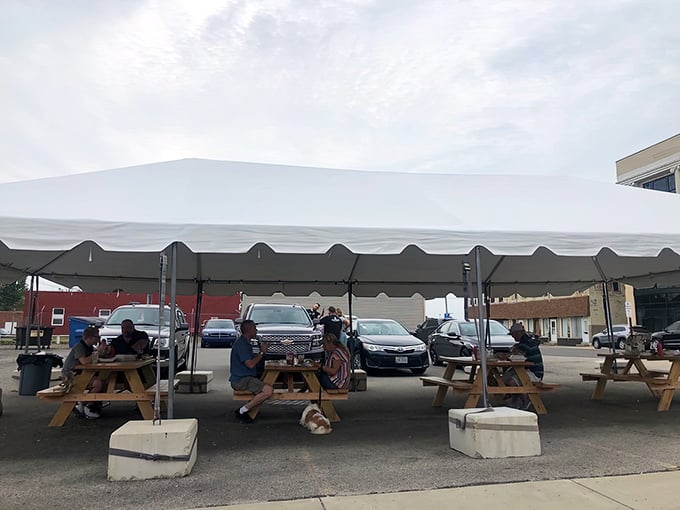 When Ohio weather cooperates, these outdoor picnic tables become the hottest reservation in town. Fresh air makes everything taste 20% better—that's just science.