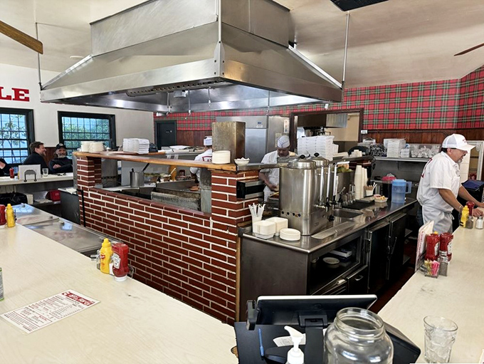 White jackets and focused concentration – the kitchen staff works with the precision of surgeons and the timing of jazz musicians.