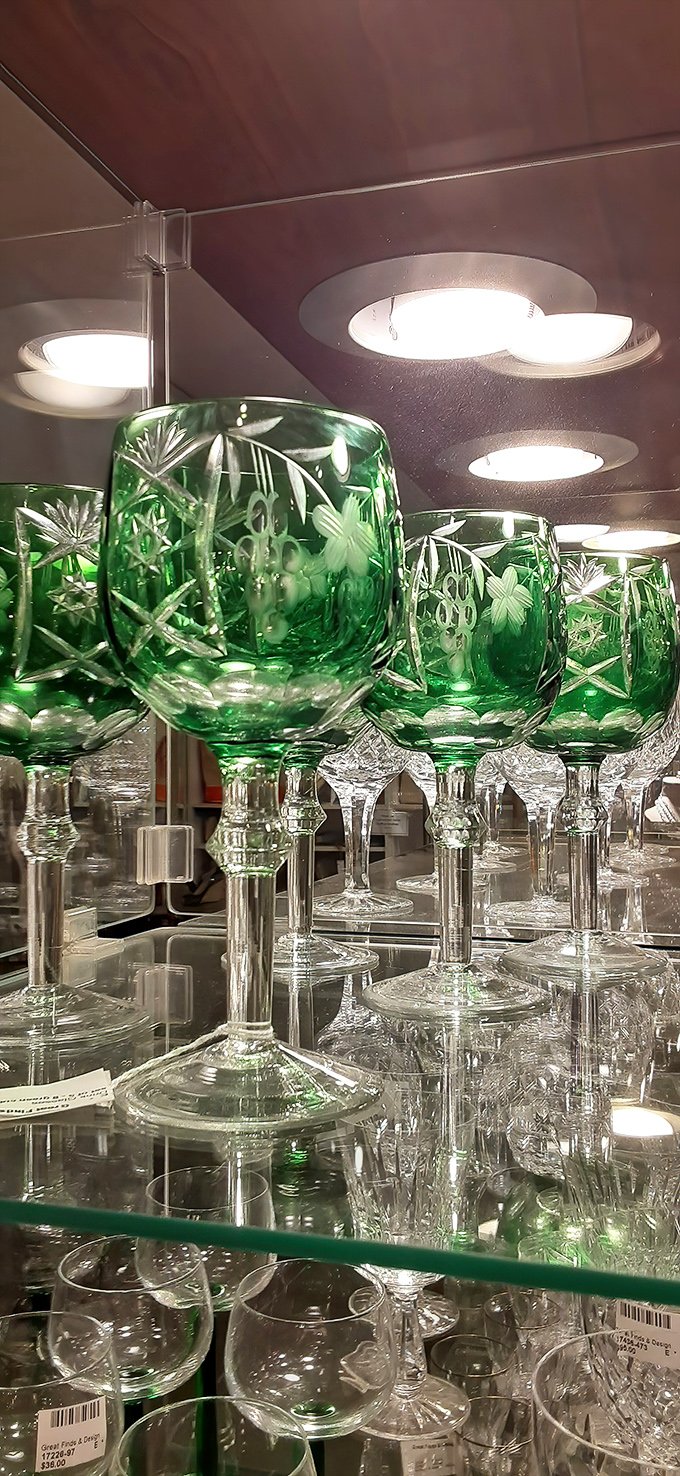 These emerald goblets aren't just glassware—they're supporting characters in your next dinner party drama. Cue the compliments.
