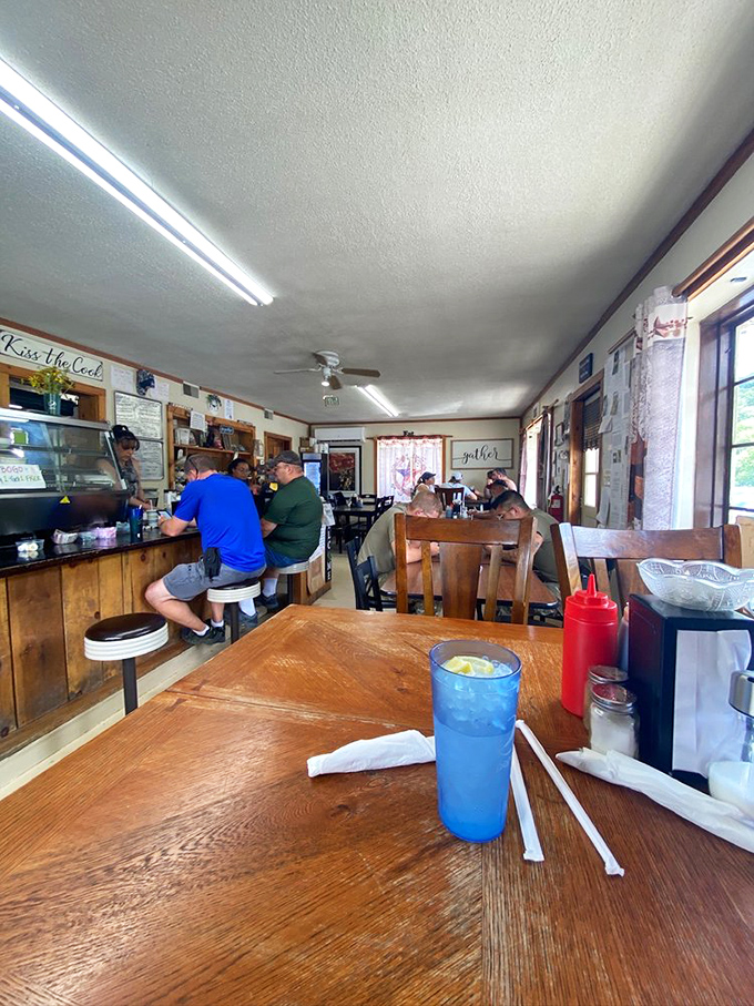 Blue drinks in plastic tumblers, wooden tables worn smooth by countless elbows—this is where memories are made between mouthfuls.