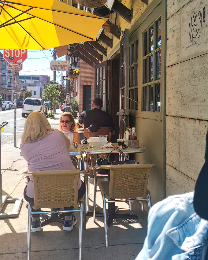 Sidewalk seating that lets you people-watch while you pancake-devour—the ultimate Philadelphia breakfast multitasking experience.