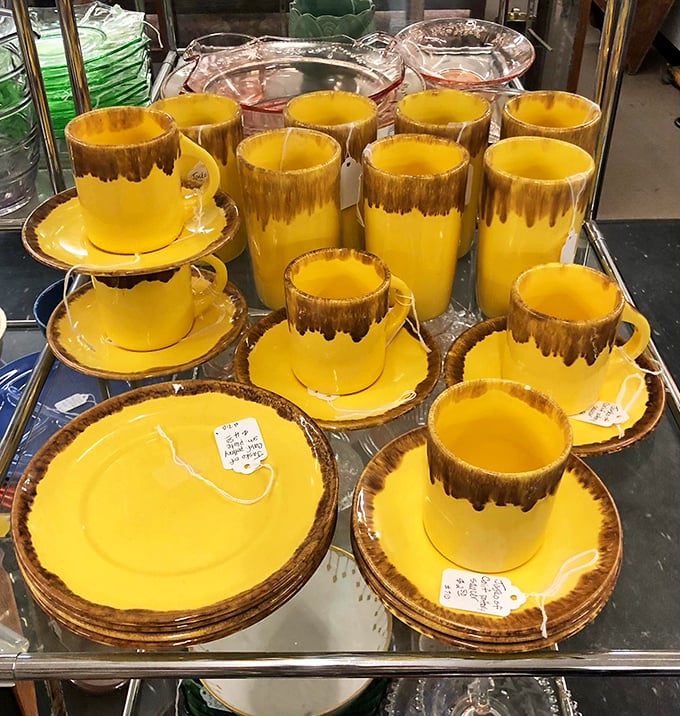 The kind of yellow dishware that makes you suddenly want to redecorate your entire kitchen around it. Resistance is futile.