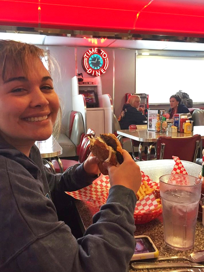 "Time to Dine" indeed—the neon clock keeps perfect time as diners enjoy burgers that make fast food chains hang their heads in shame. 