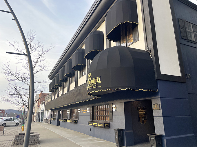 The blue and gray exterior of Beef-N-Barrel is like the suit of a distinguished gentleman. Classic, timeless, reliable.