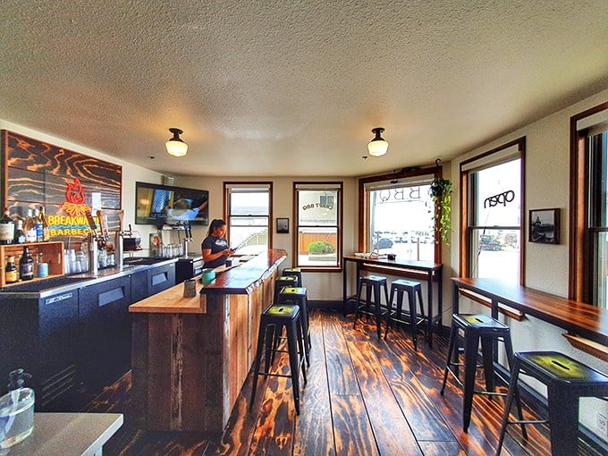The bar area whispers sweet nothings about craft beers that were born to accompany slow-smoked meats in perfect harmony.