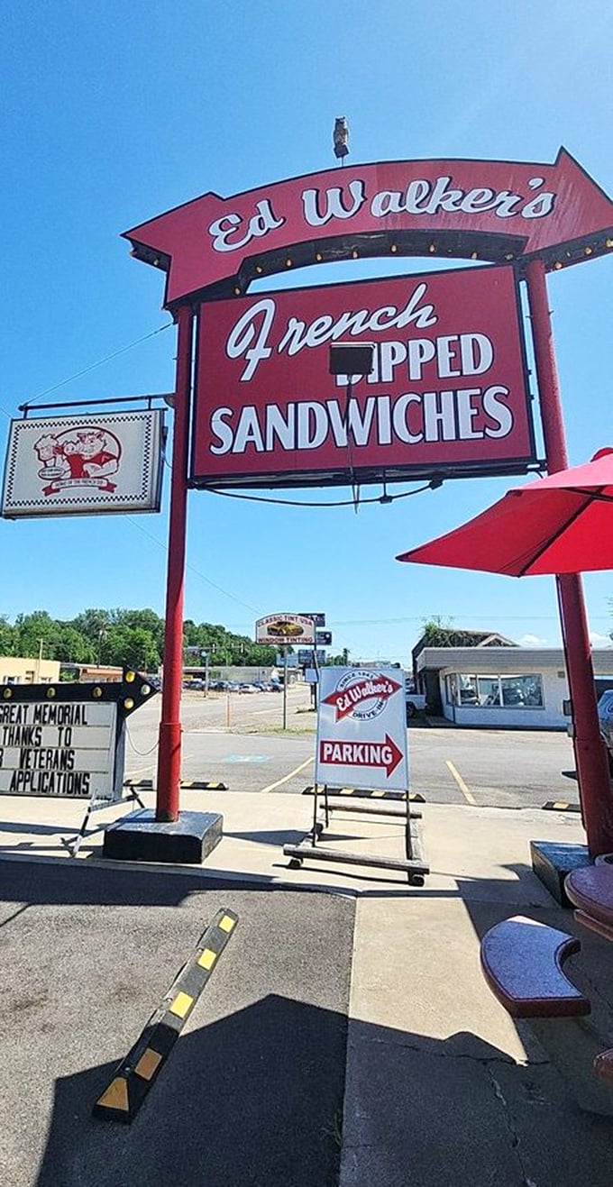 Under clear Arkansas skies, this sign has guided hungry travelers for generations. Some landmarks guide you to history—this one guides you to happiness.