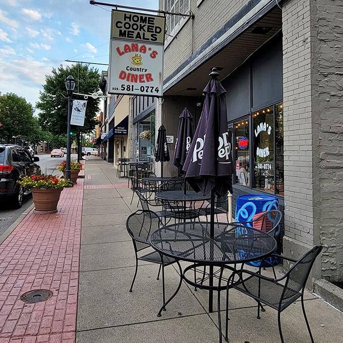 Sidewalk seating that invites you to enjoy your breakfast with a side of fresh air. Newport's charming streetscape makes the coffee taste even better.